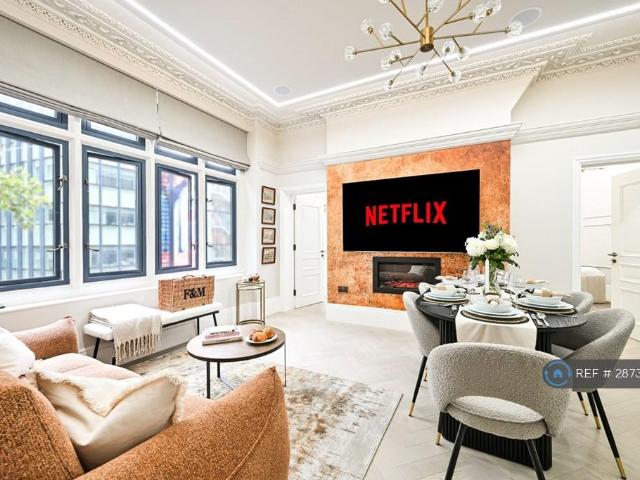 Charing Cross Road, London, WC2H 3 bed flat to rent £8,333 pcm £1,923 pw