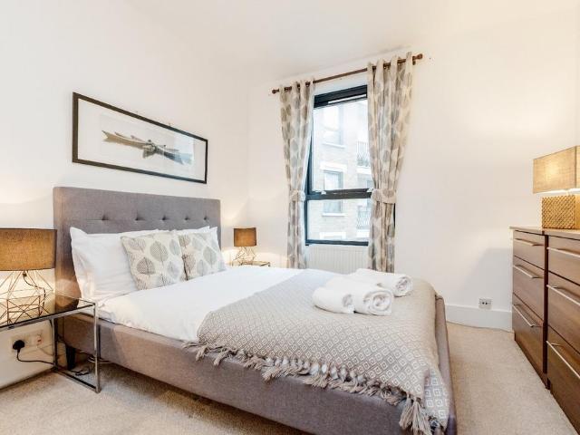 Charing Cross Road, London 1 bed flat to rent £2,500 pcm £577 pw