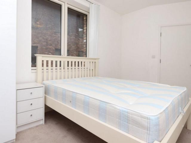 Charismatic double ensuite bedroom near the London City Airport Has a Room