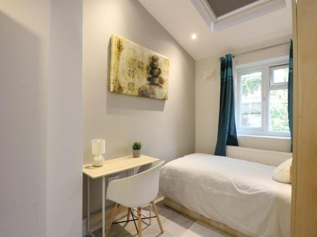 Charismatic single ensuite bedroom near the Wormwood Scrubs park Has a Room