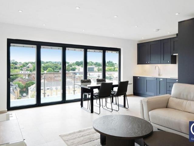 Charlotte Court, East Barnet Road, EN4 2 bed apartment to rent £2,500 pcm £577 pw