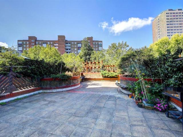 Charlotte Despard Avenue, London SW11 3 bed flat to rent £2,850 pcm £658 pw