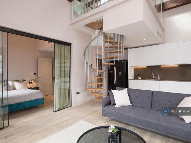 Charlotte Street, Manchester, M1 3 bed flat to rent £2,695 pcm £622 pw