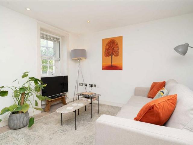 Charlotte Street, London W1T 1 bed flat to rent £2,747 pcm £634 pw