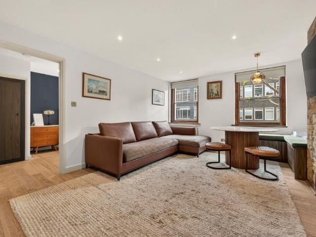 Charlotte Street, London, W1T 1 bed flat to rent £3,500 pcm £808 pw