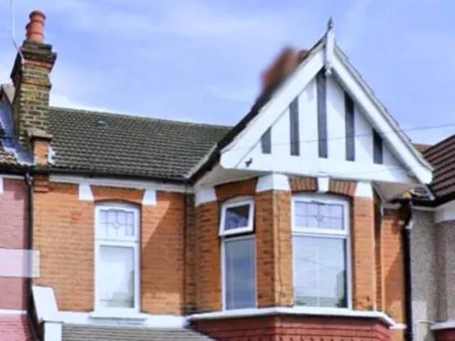 Charlbury Gardens, London, IG3 9TU, United Kingdom | 5 bed townhouse for rent #139269711 | Rentberry