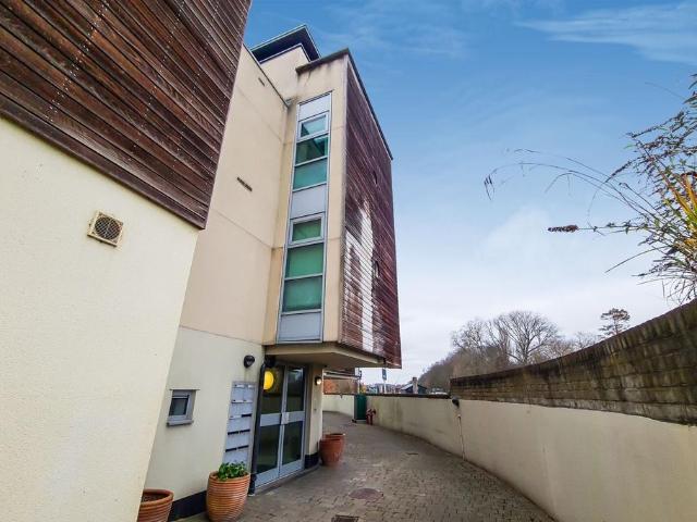Charleville Mews, Isleworth, TW7 1 bed flat to rent £2,100 pcm £485 pw