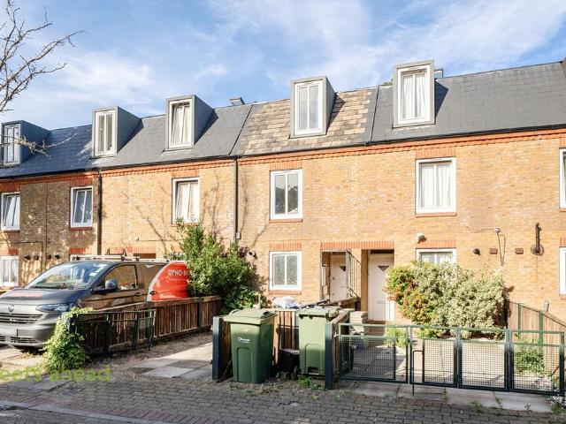 Charles Barry Close, London, SW4 4 bed terraced house to rent £4,000 pcm £923 pw