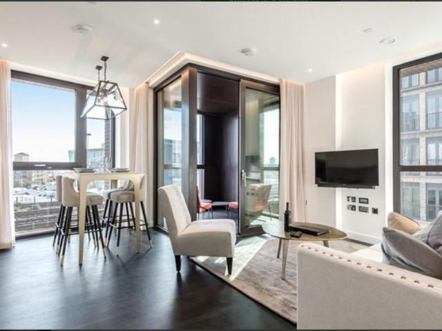 Charles Clowes Walk, Nine Elms SW11 2 bed apartment to rent £4,073 pcm £940 pw
