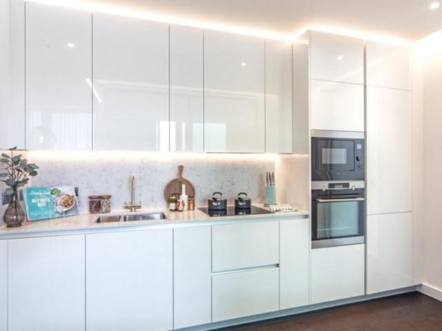 Charles Clowes Walk, Nine Elms SW11 2 bed apartment to rent £4,680 pcm £1,080 pw