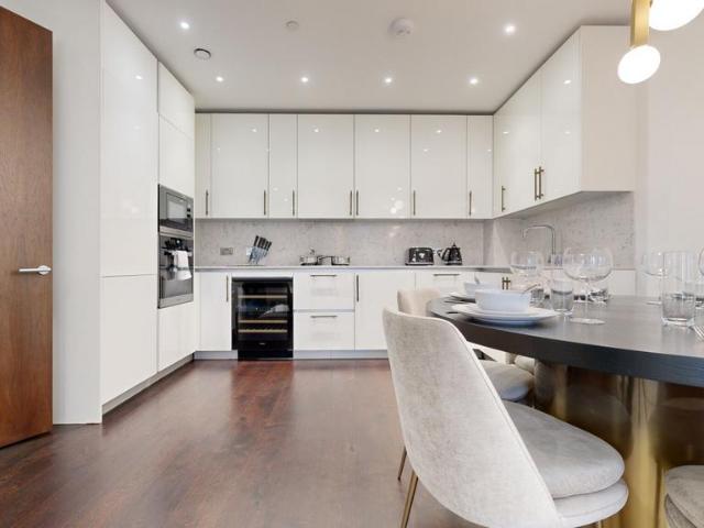 Charles Clowes Walk, Nine Elms, SW11 3 bed flat to rent £7,198 pcm £1,661 pw