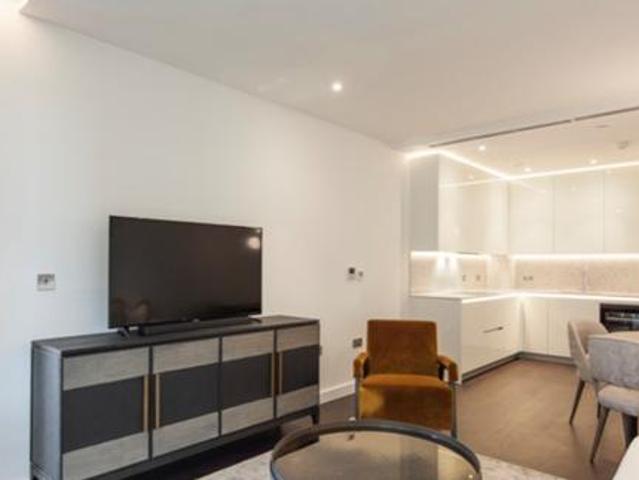Charles Clowes Walk, London, 2 Bedroom Flat