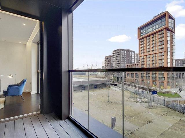 Charles Clowes Walk London SW11 2 bed apartment to rent £3,532 pcm £815 pw