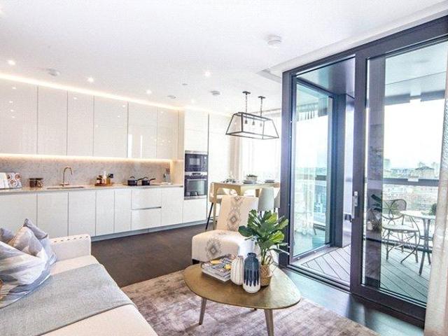 Charles Clowes Walk, London, SW11 2 bed apartment to rent £4,658 pcm £1,075 pw
