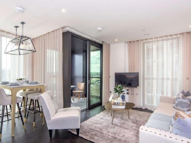 Charles Clowes Walk, London SW11 2 bed apartment to rent £4,100 pcm £946 pw
