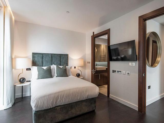 Charles Clowes Walk, London, SW11 2 bed apartment to rent £4,225 pcm £975 pw