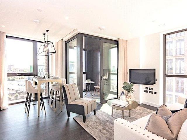 Charles Clowes Walk, London, SW11 2 bed apartment to rent £4,290 pcm £990 pw