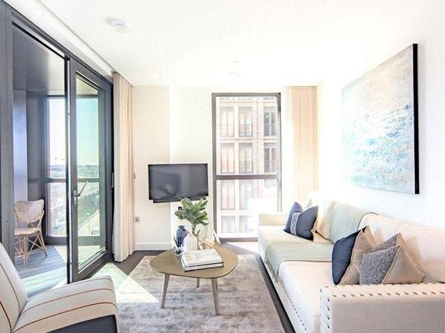 Charles Clowes Walk, London, SW11 2 bed apartment to rent £4,290 pcm £990 pw