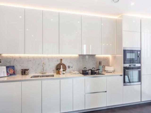 Charles Clowes Walk, London SW11 2 bed apartment to rent £4,528 pcm £1,045 pw