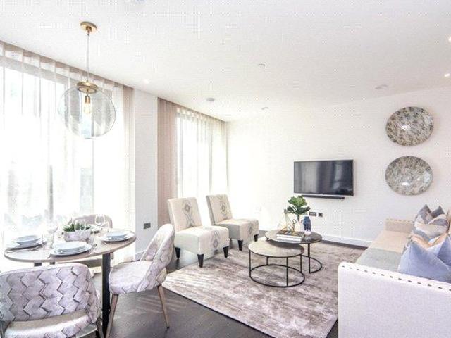 Charles Clowes Walk, London, SW11 2 bed apartment to rent £4,637 pcm £1,070 pw