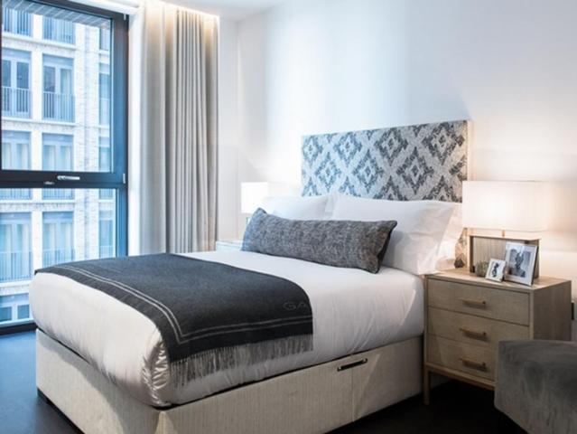 Charles Clowes Walk, London, SW11 2 bed apartment to rent £4,844 pcm £1,118 pw