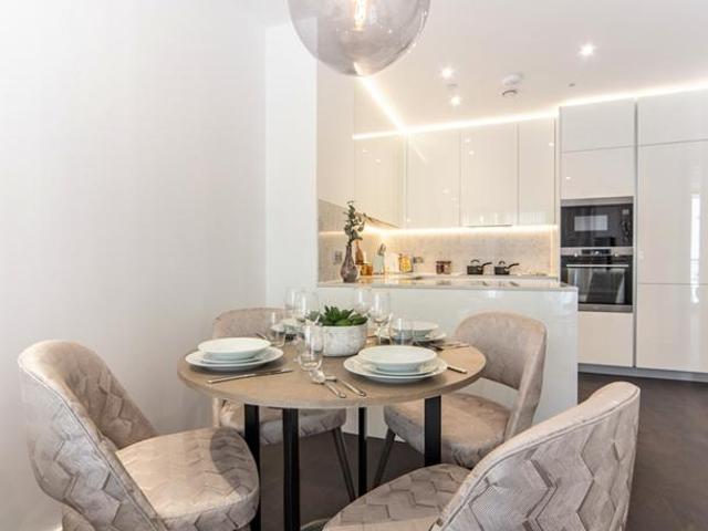 Charles Clowes Walk, London SW11 2 bed apartment to rent £5,590 pcm £1,290 pw