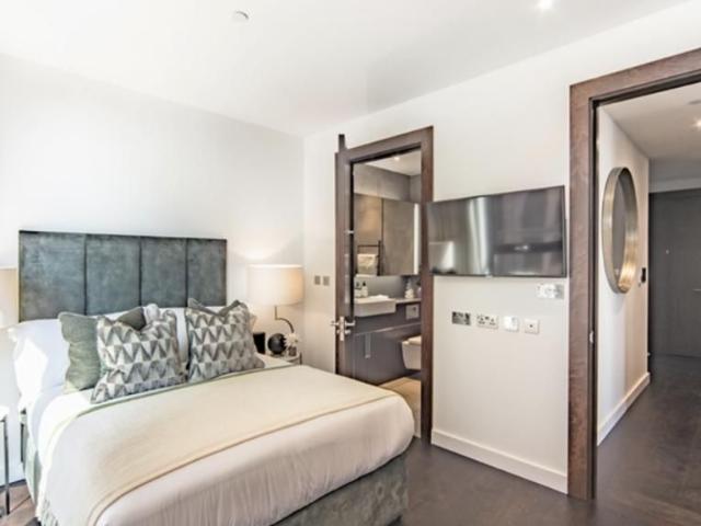 Charles Clowes Walk, London SW11, 2 bed flat to rent, £4,442 pcm | PrimeLocation