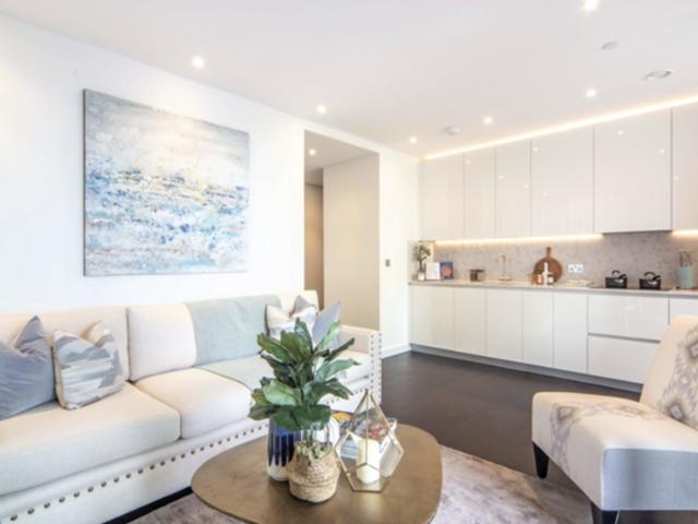 Charles Clowes Walk, London SW11 2 bed flat to rent £4,528 pcm £1,045 pw