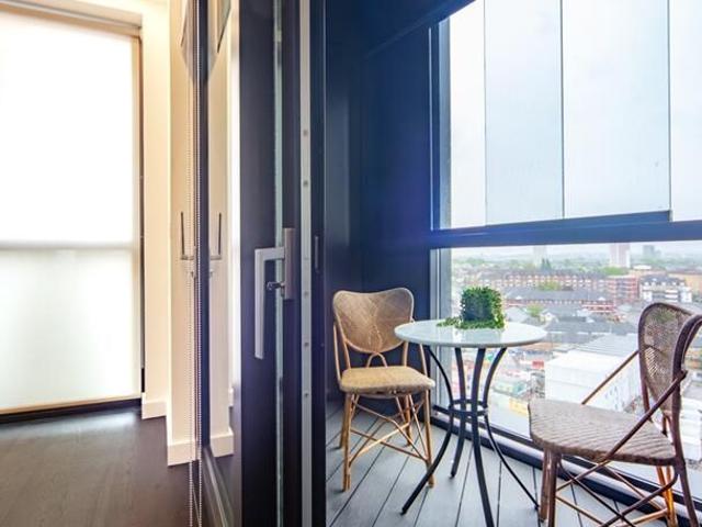 Charles Clowes Walk, London SW11, 2 bed flat to rent, £4,767 pcm | PrimeLocation