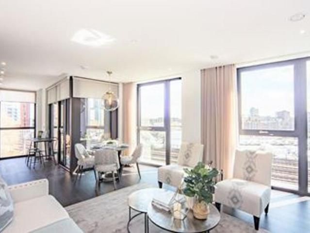 Charles Clowes Walk, London, SW11 2 bed flat to rent £4,870 pcm £1,124 pw