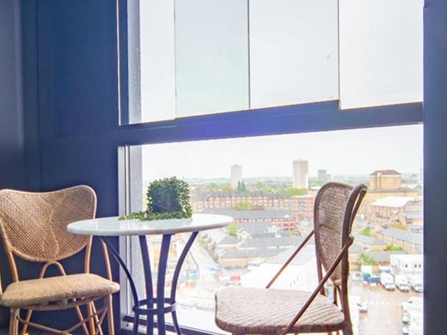 Charles Clowes Walk, London SW11 2 bed flat to rent £4,918 pcm £1,135 pw
