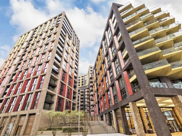 Charles Clowes Walk, London SW11 2 bed flat to rent £3,850 pcm £888 pw