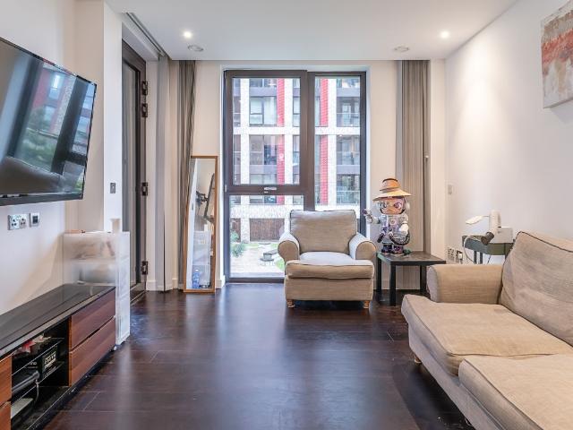 Charles Clowes Walk, London SW11, 2 bed flat to rent, £3,500 pcm | PrimeLocation