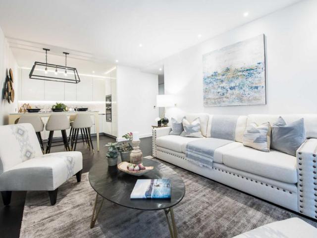 Charles Clowes Walk, London, SW11 2 bed flat to rent £3,900 pcm £900 pw