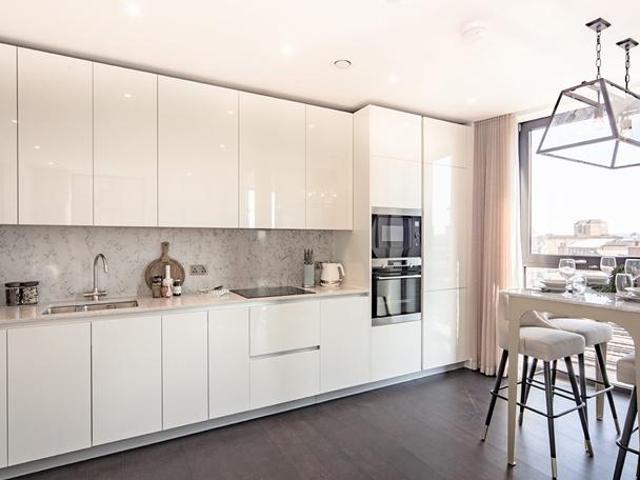 Charles Clowes Walk, London SW11 2 bed property to rent £4,290 pcm £990 pw