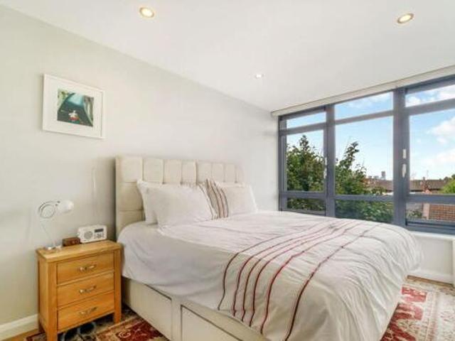Charles Court, Acton, 2 Bedroom Flat
