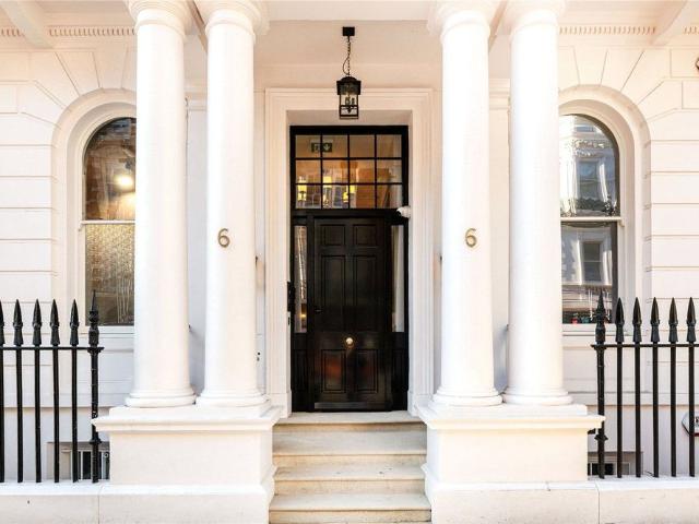 Charles Street, W1J