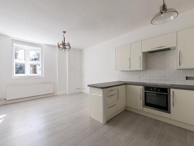 Charles Street, Enfield, EN1 1 bed apartment to rent £1,550 pcm £358 pw