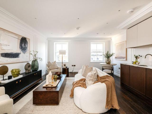 Charles Street, London 1 bed flat to rent £8,580 pcm £1,980 pw