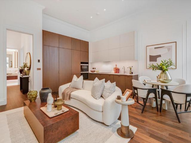 Charles Street, Mayfair, London, W1J 1 bed flat to rent £7,583 pcm £1,750 pw