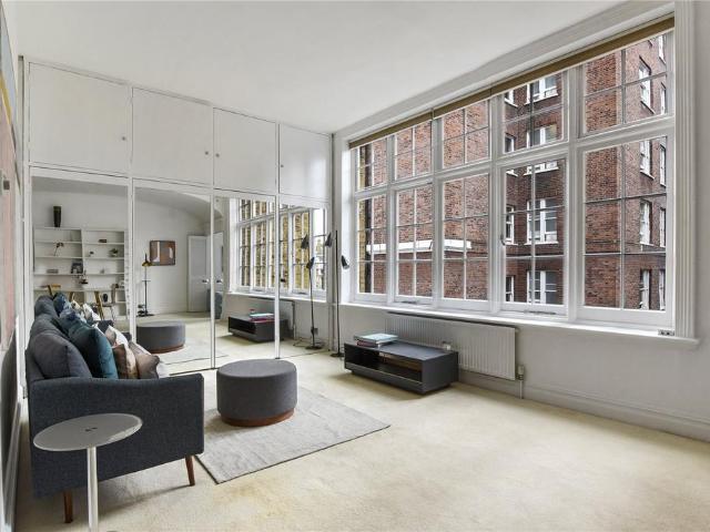 Charles Street, Mayfair, London Studio to rent £3,012 pcm £695 pw