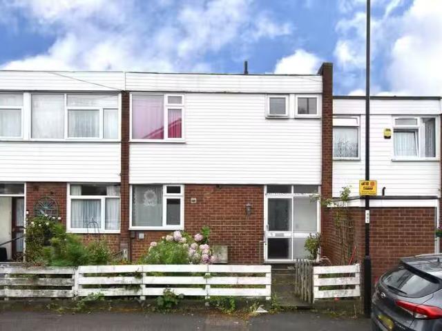 Charlesfield, London, SE9 3 bed terraced house to rent £2,00.