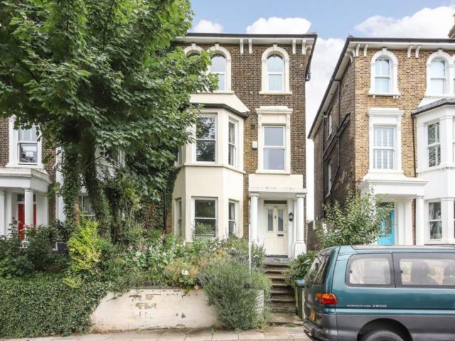 Charlton Church Lane, Charlton 2 bed flat to rent £1,700 pcm £392 pw