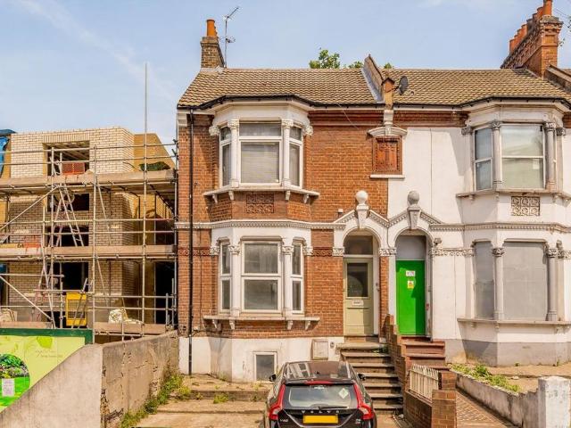 Charlton Church Lane, Charlton 2 bed flat to rent £2,000 pcm £462 pw