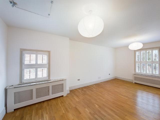 Charlton Church Lane, Charlton, SE7 3 bed flat to rent £2,150 pcm £496 pw