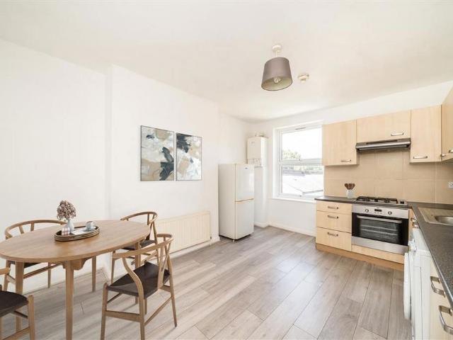Charlton Church Lane, London SE7 2 bed flat to rent £1,900 pcm £438 pw