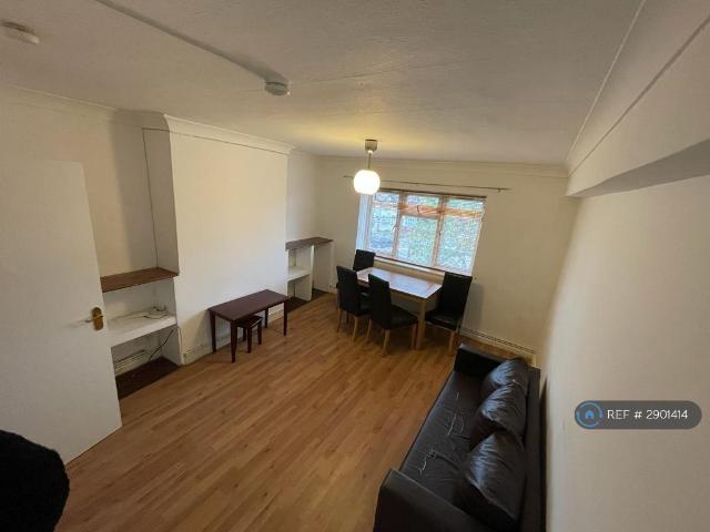 Charlton Court, London, E6 2 bed flat to rent £1,625 pcm £375 pw