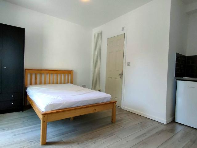 Charlton Lane, Charlton SE7, Room to rent, £1,000 pcm | PrimeLocation