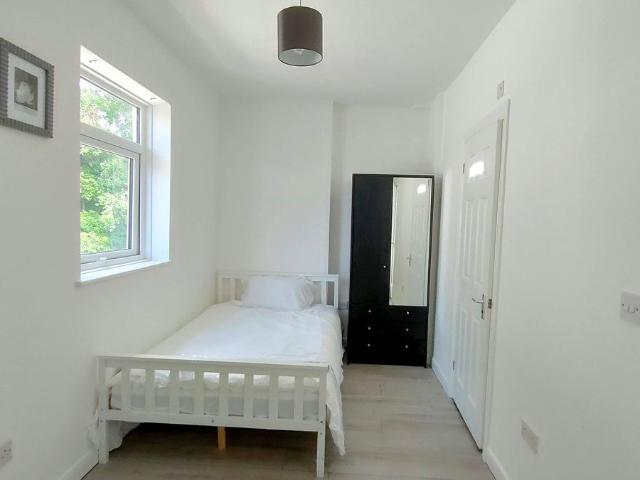 Charlton Lane, Charlton SE7, Room to rent, £1,100 pcm | PrimeLocation