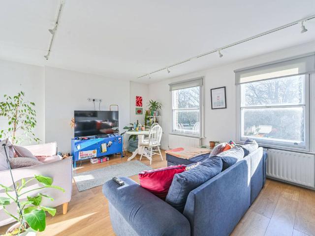 Charlton Road, Blackheath, London SE3, 3 bed flat to rent, £2,500 pcm | PrimeLocation